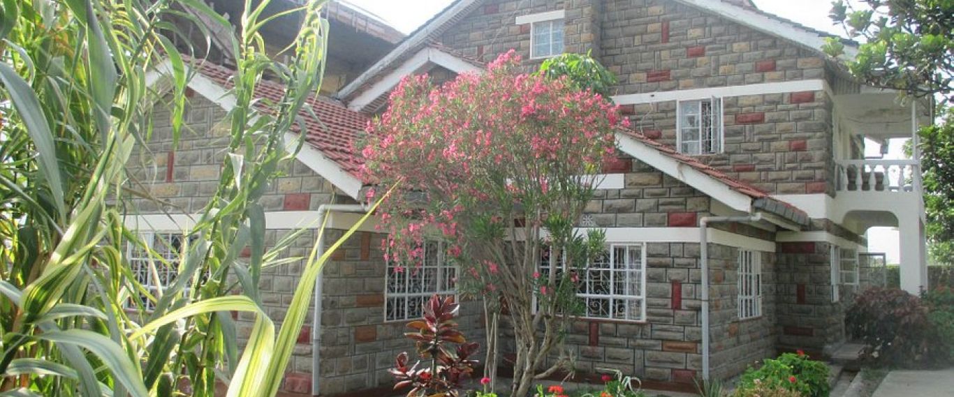 Taphe Guest House | Safari Accommodation | Twinkle Star Tours